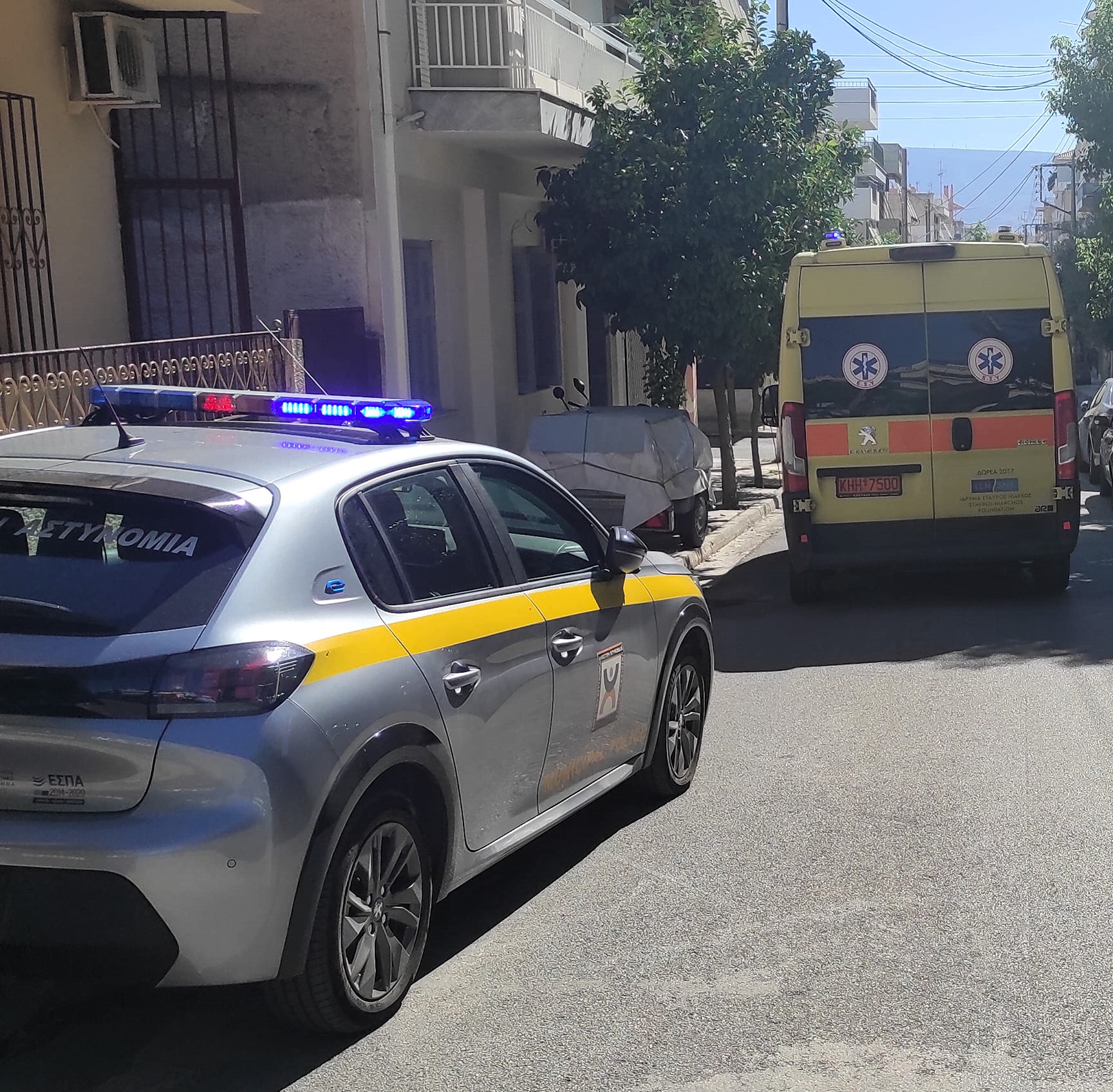 Αιγάλεω: Δημοτικοί Αστυνομικοί στο πλευρό ηλικιωμένης που είχε ανάγκη ...