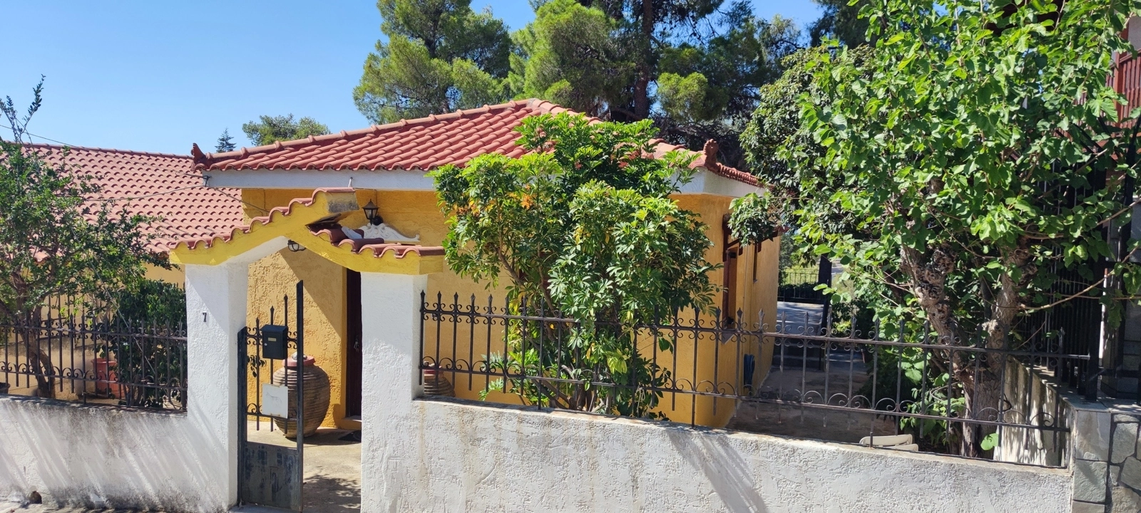 Άγιοι Θεόδωροι: Πωλείται μονοκατοικία με κήπο και θέα θάλασσα - Άριστο ...